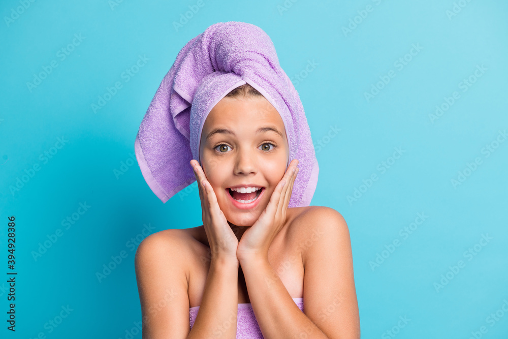 Photo portrait of cheerful surprised girl after bath touching ...