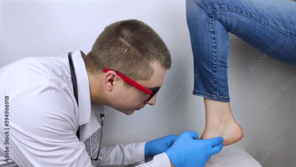 Video „An orthopedic surgeon examines a woman's leg. Foot pain, tendon ...