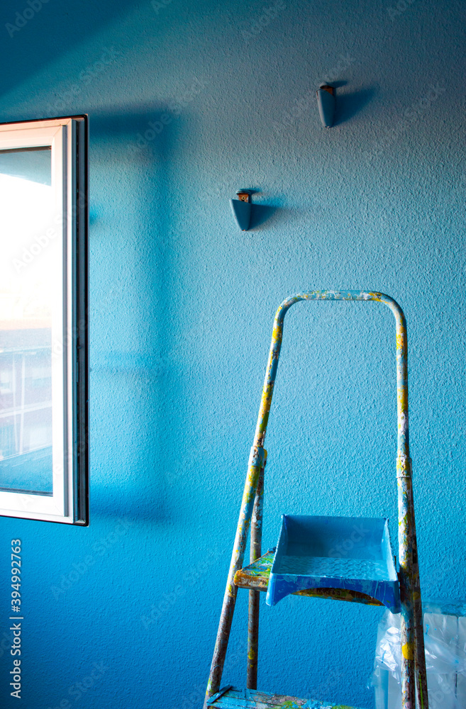 Foto de Equipamiento, después de pintar las paredes de una habitación ...