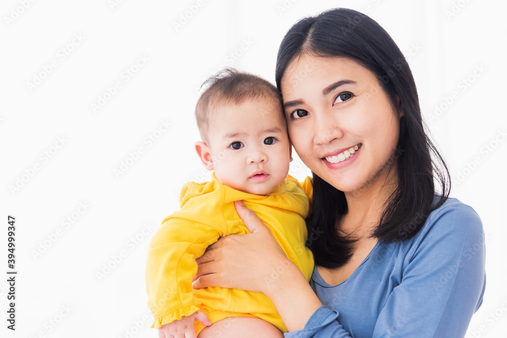 Foto Stock Portrait of beautiful young Asian mother holding his newborn little baby in her arms ...