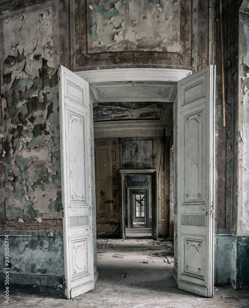 Foto de A long corridor of rooms with open doors in an old abandoned ...