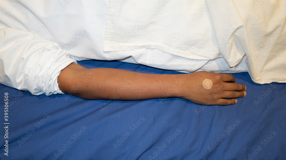brazo de persona con parche en la mano, suero Stock Photo | Adobe Stock