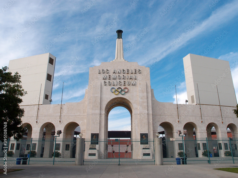 Los Angeles Memorial Coliseum and the Peristyle plaza entrance to the ...