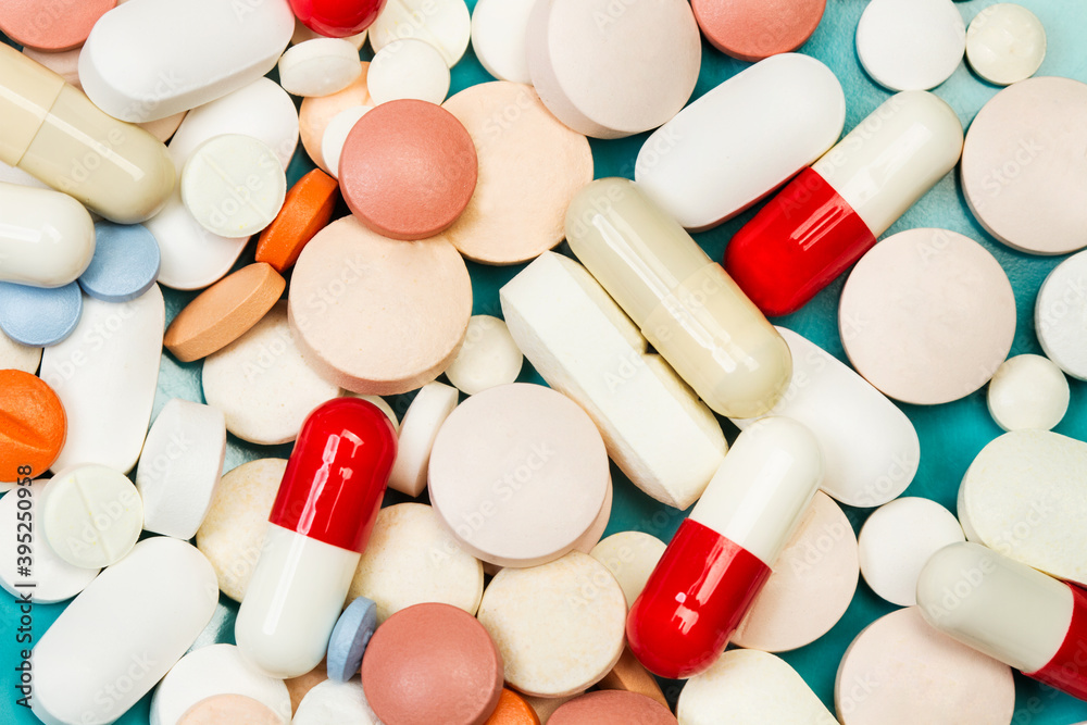 Fármacos, pastillas y medicamentos de diferentes tamaños y colores en ...