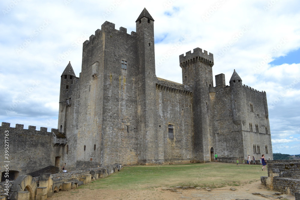 Château de Beynac, château fort du 12ème siècle situé en Dordogne au ...