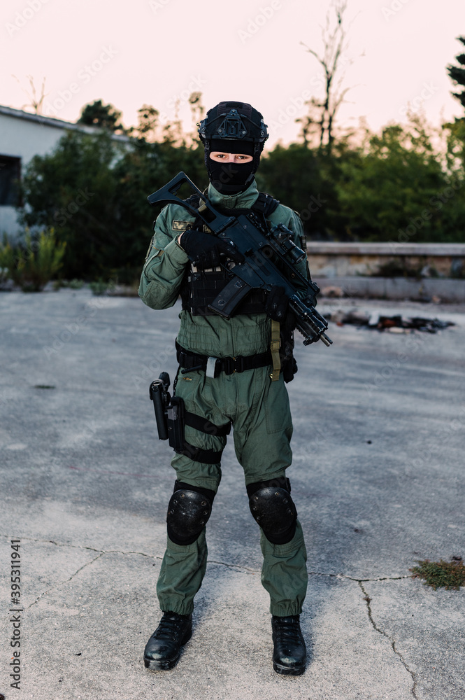 Foto de Man reenacting special unit of Croatian military police ...