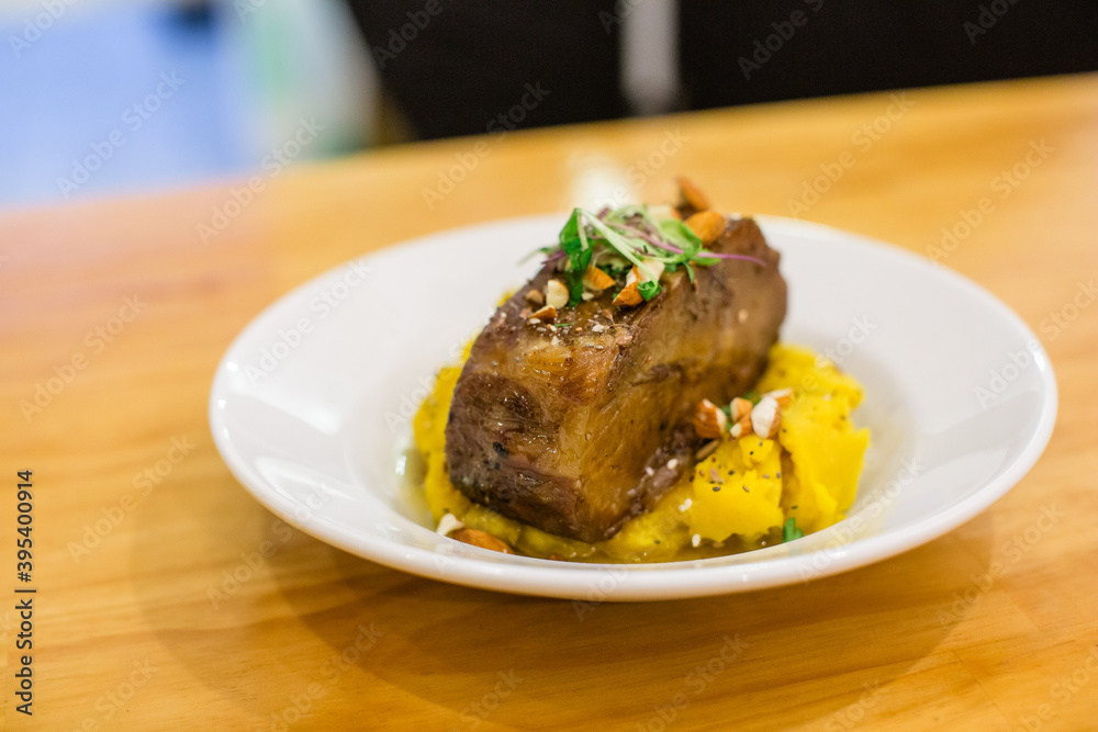 carne de cerdo azada con pure de camote condimentada con diversas ...