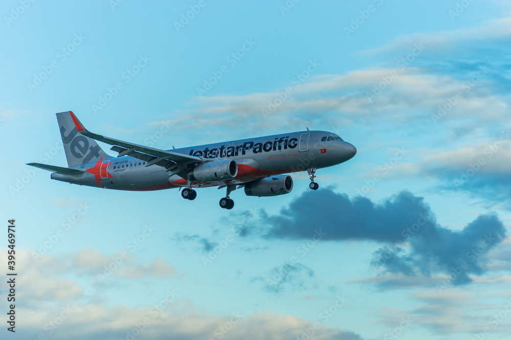 Jetstar Airways Airbus A320 fly over urban areas preparing landing into ...