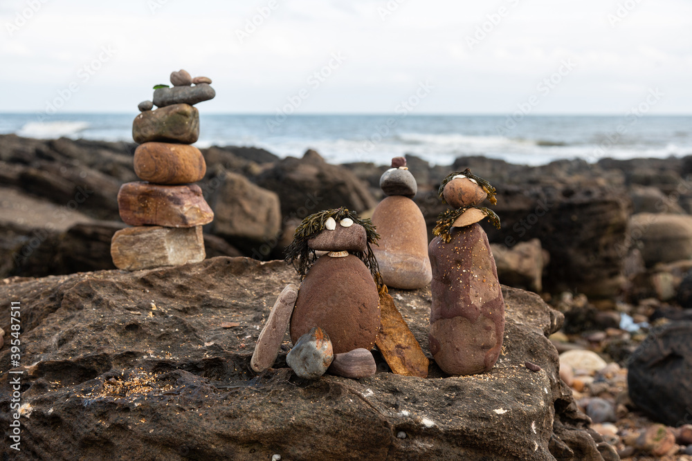 Fotografia do Stock: Rock people at the beach, built by children. A ...