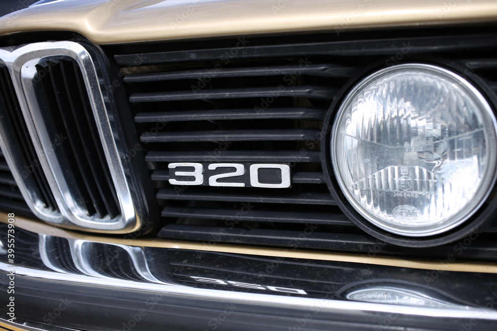 Foto de On old retro cars, the BMW series of the car was indicated on ...