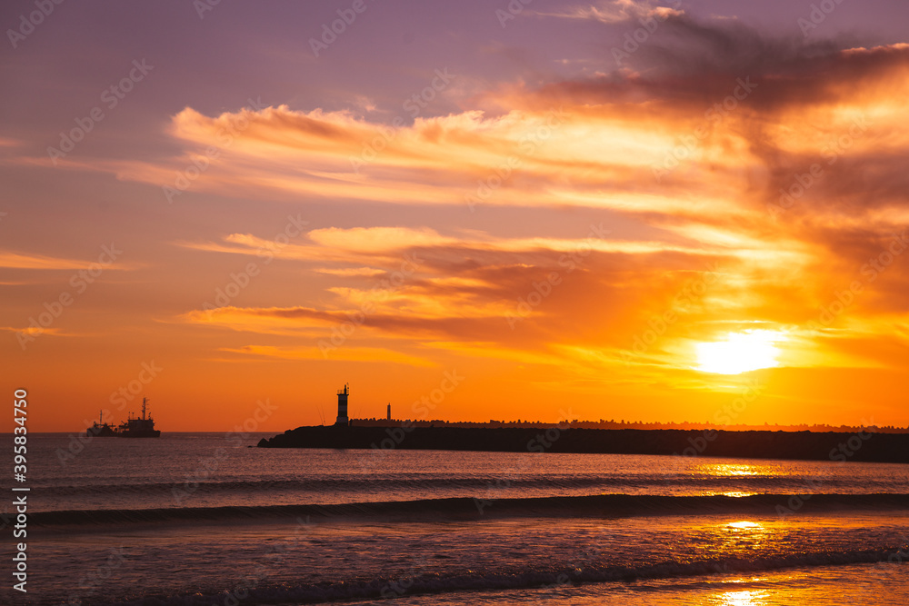 Foto de sunset on the beach in the Atlantic ocean Viana do Castelo ...