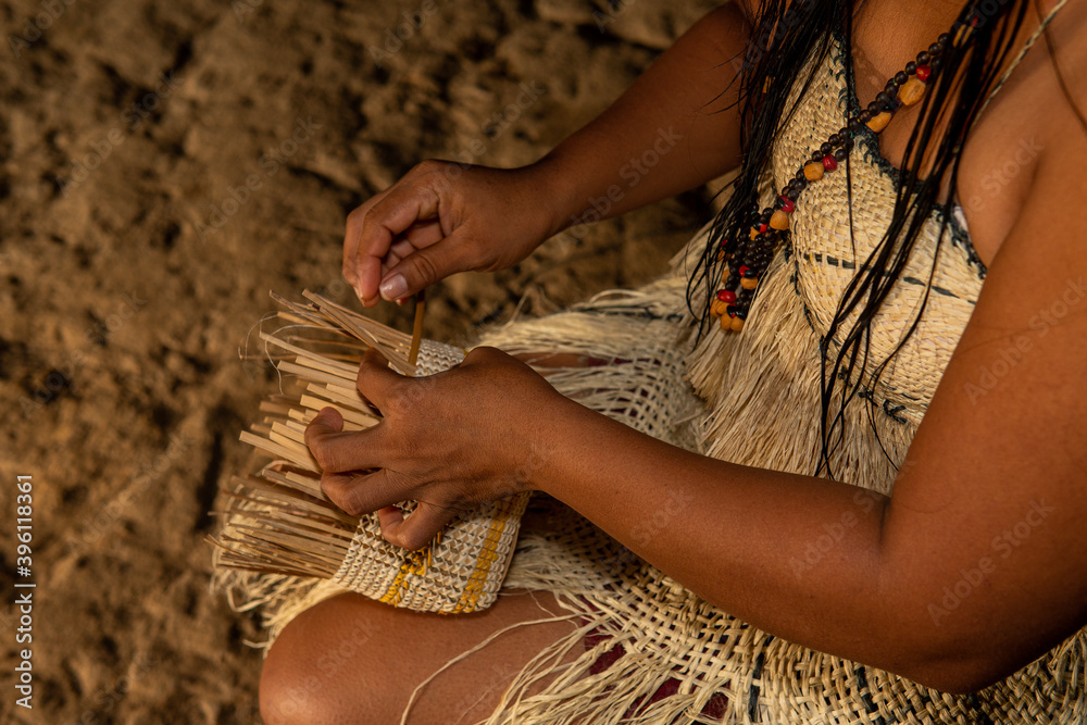 Foto de indigenous woman from the uitoto tribe of the colombian amazon ...