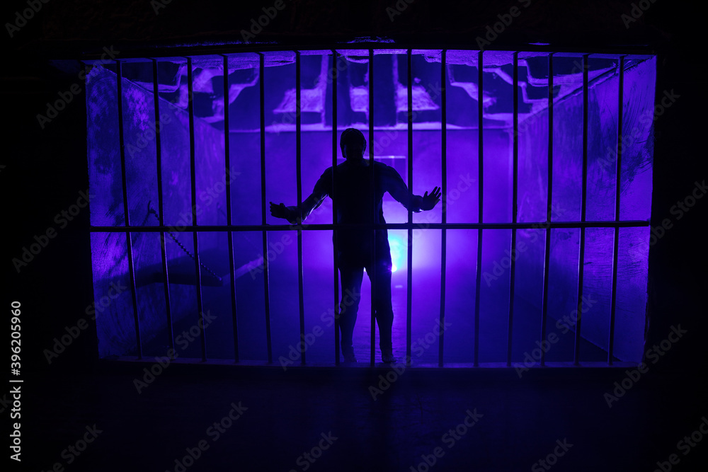 Foto Stock Jail or prison cell. Man in prison man behind bars concept ...