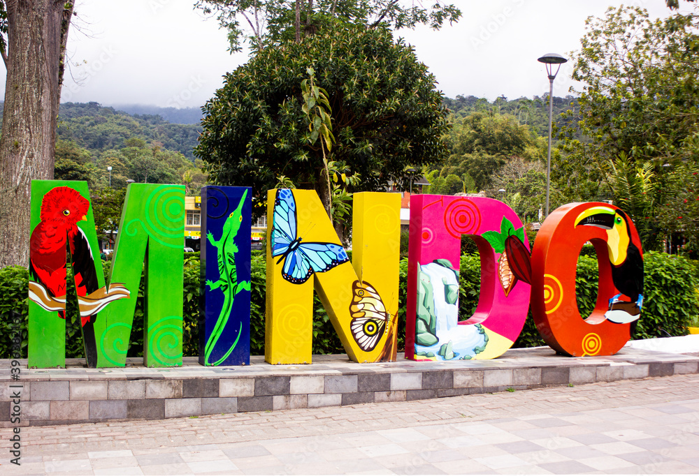 MINDO UN SECRETO BIEN GUARDADO, Plaza de Mindo, Una búsqueda de lo ...