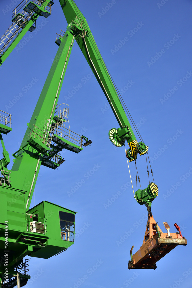 Hafenkran mit Container-Hebevorrichtung bei einem Binnenhafen ...