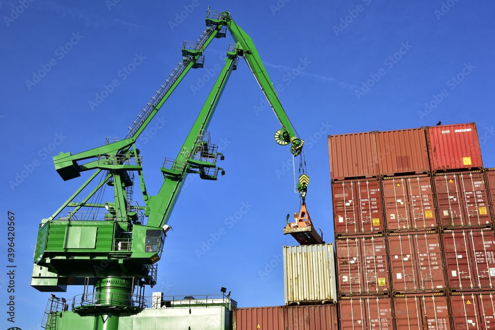Hafenkran mit Container-Hebevorrichtung bei einem Binnenhafen ...