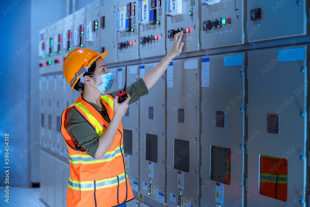 Foto de Worker checking and inspecting at MDB panel ,working with ...