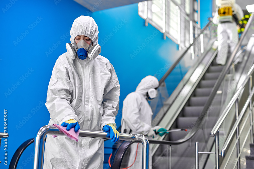 Foto de staff disinfecting the public place by spraying disinfectant ...