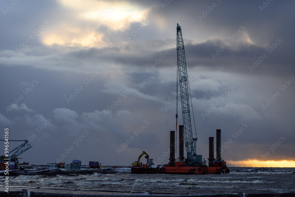 Foto de Construction Marine offshore works. Dam building, crane, barge ...