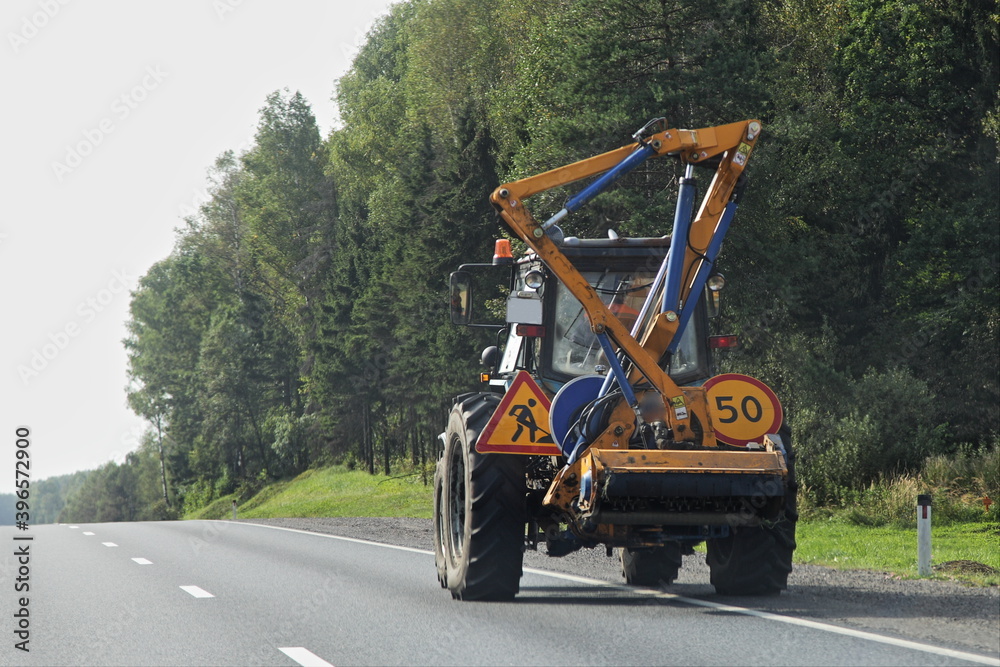 Wheeled tractor lawnmover with a external detachable mounted mower ...
