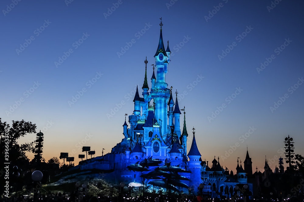 Night performances near Sleeping Beauty castle in Disneyland Paris ...