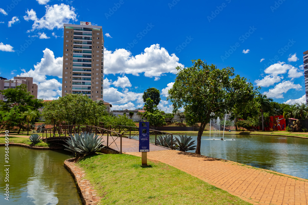 Foto de Paisagem do Parque Ipiranga na cidade de Anápolis em Goiás. Um ...