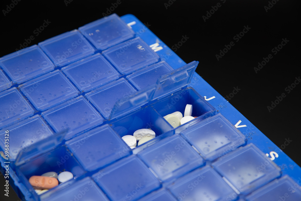 Caja calendario semanal para guardar pastillas Stock Photo | Adobe Stock