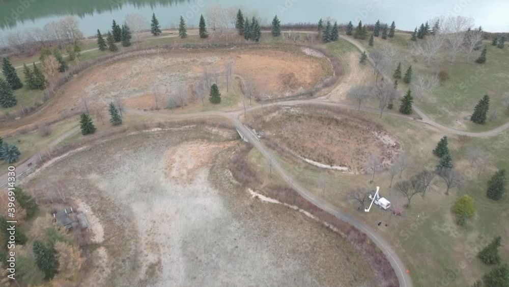 Vidéo Stock aerial rise dolly roll fly over birds eye view dry ponds ...