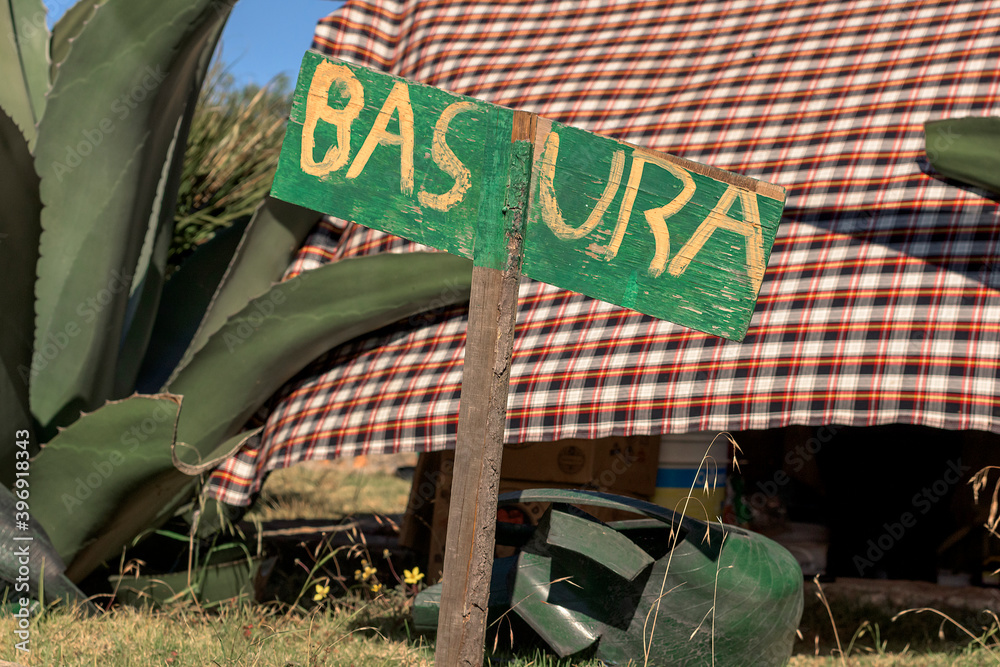 Foto de letrero que indica donde depositar los deshechos en un parque ...