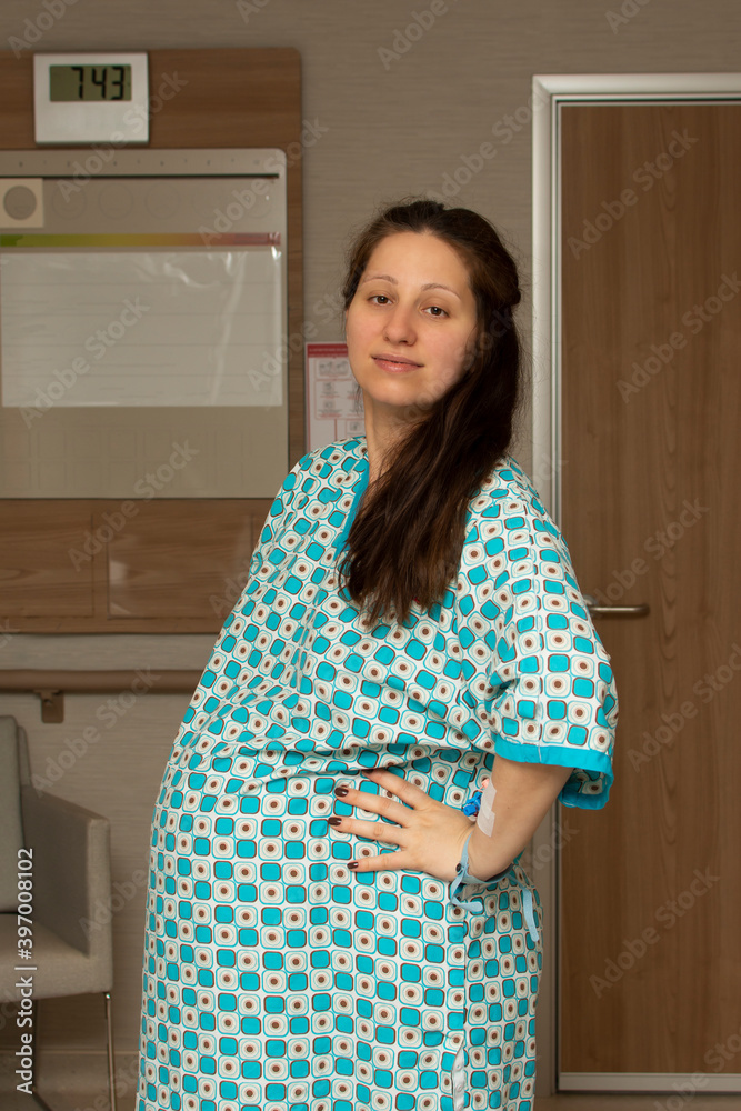 Stockfoto Pregnant woman in newborn hospital staying near fetal heart ...