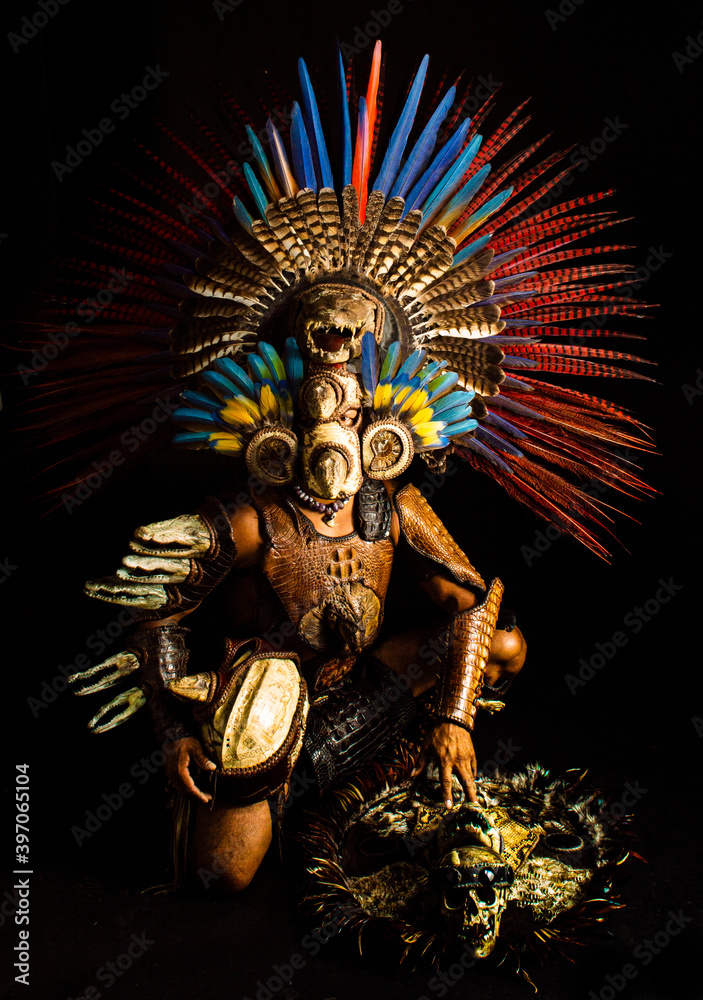 guerrero azteca danzante con penacho en fondo negro claro oscuro Stock ...
