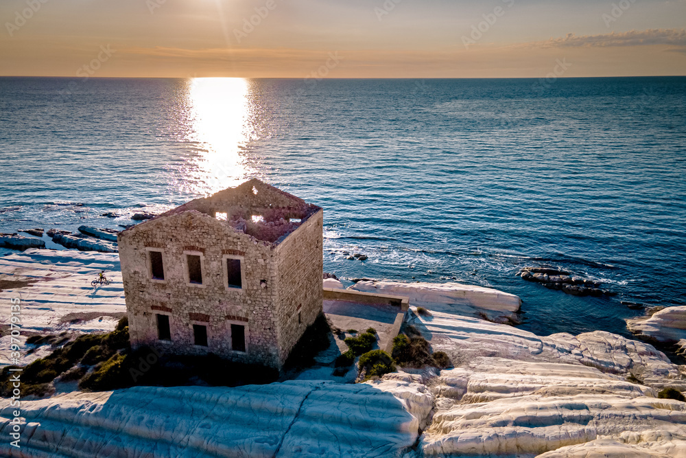 Foto de Punta Bianca, Agrigento in Sicily Italy White beach with old ...