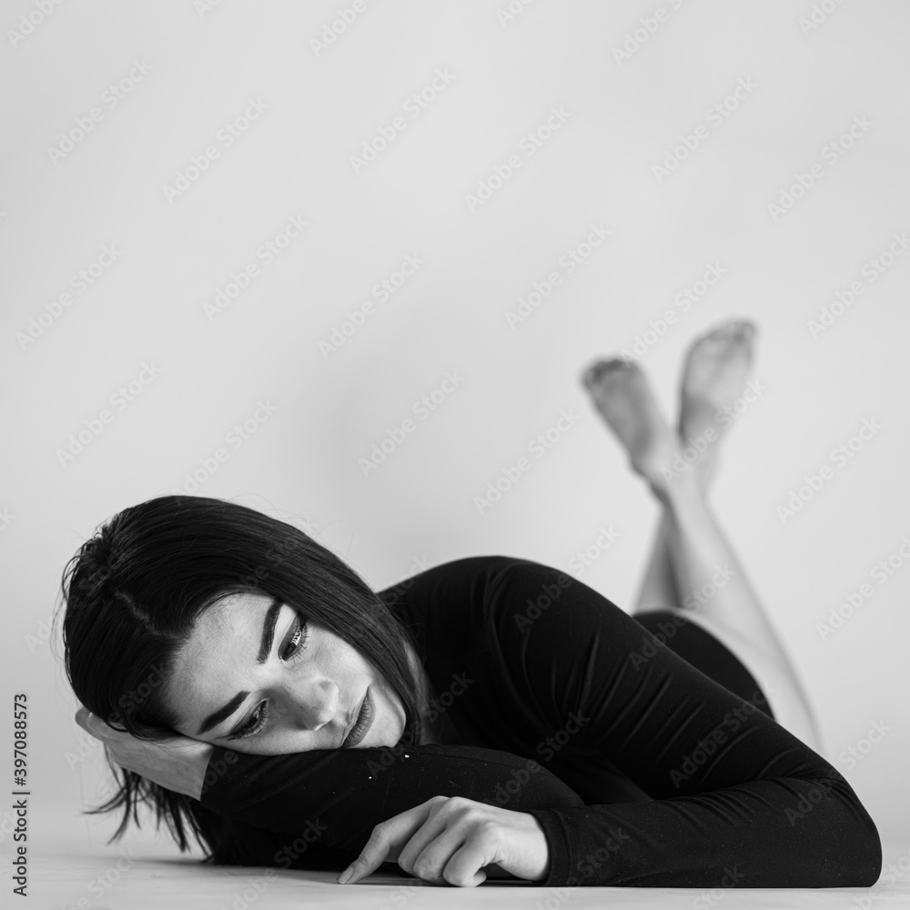 Mujer joven recostada boca abajo con piernas levantadas Stock Photo ...