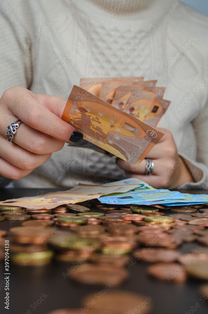 manos de mujer contando dinero, monedas y billetes Stock Photo | Adobe ...
