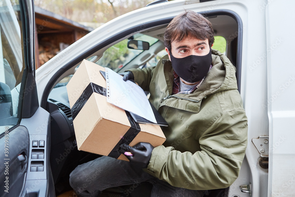 Paketbote mit Mundschutz verlässt sein Fahrzeug Stock Photo | Adobe Stock