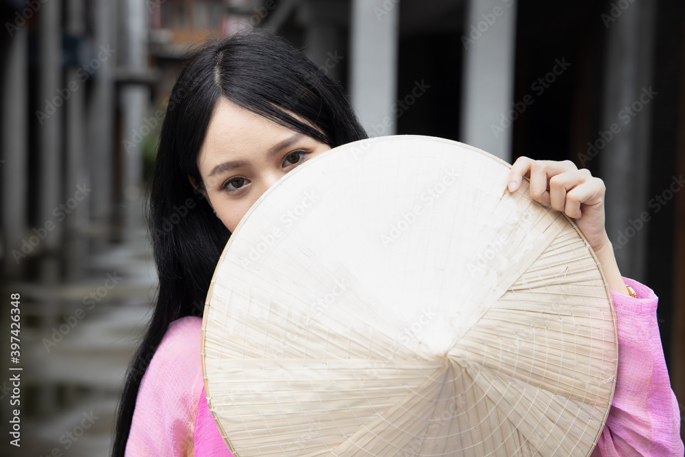 Random anonymous Vietnamese woman in southeast asian travel scene ...