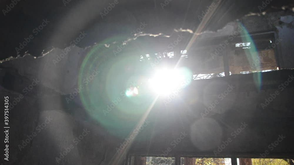 Vidéo Stock Sun rays in old ruined house. Lens flare light effect. The ...