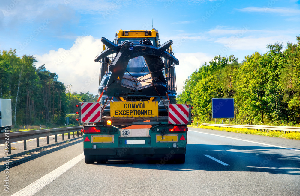 Foto de Oversized cargo or exceptional convoy (convoi exceptionnel). A ...