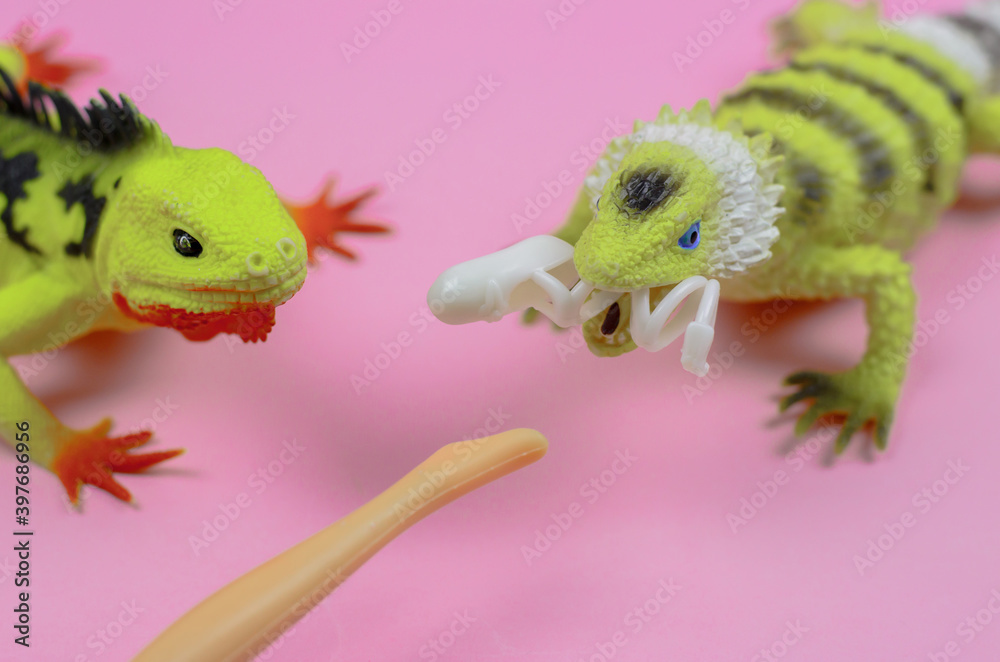 Foto de Cannibal lizards attacked women. The concept of predators ...