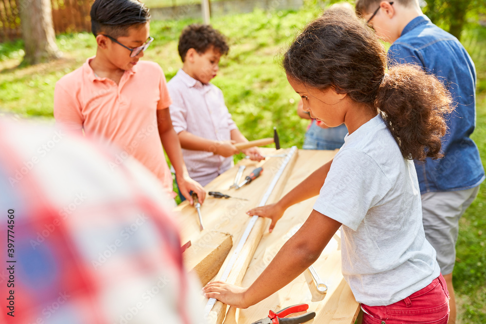 Kinder basteln mit Holz im Handwerker Workshop Stock Photo | Adobe Stock
