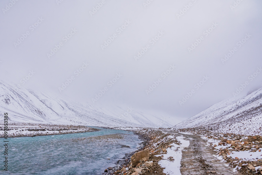 Snow covered beautiful landscape of Chandra river valley in Spiti ...