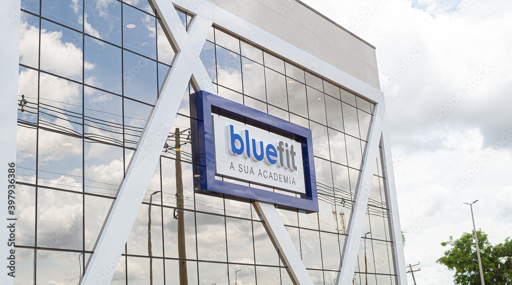 Foto de Fachada de um edifício de uma academia Bluefit. do Stock ...