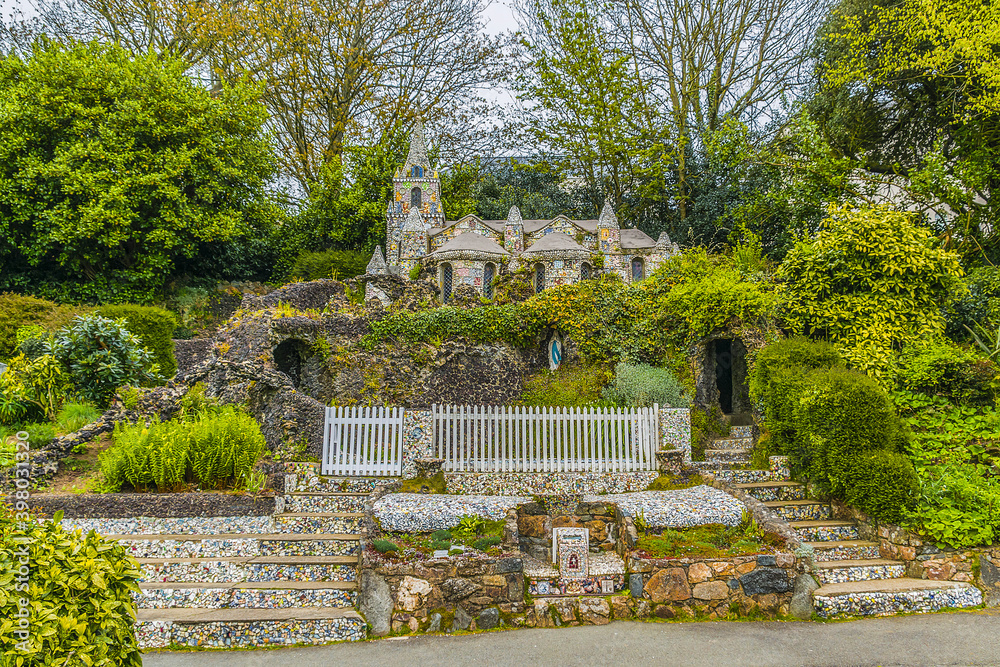 Little Chapel in Saint Peter Port is possibly smallest chapel in world ...