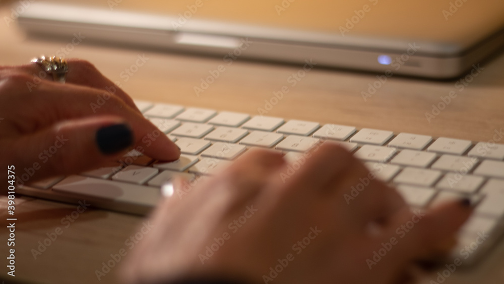 Persona haciendo teletrabajo desde casa, con las manos tecleando letras ...