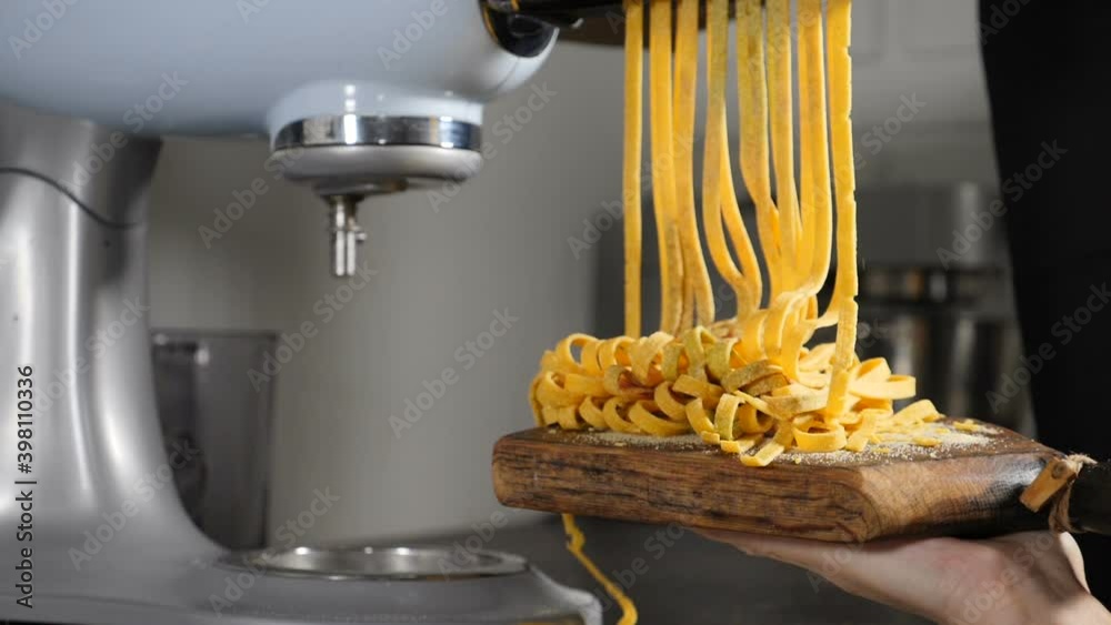 Vidéo Stock Traditional Italian cuisine. Making homemade pasta, close ...