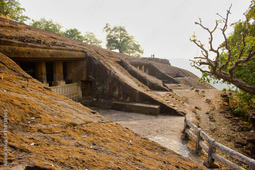 Foto de Mumbai, India: Kanheri Caves exterior which is a group of caves ...