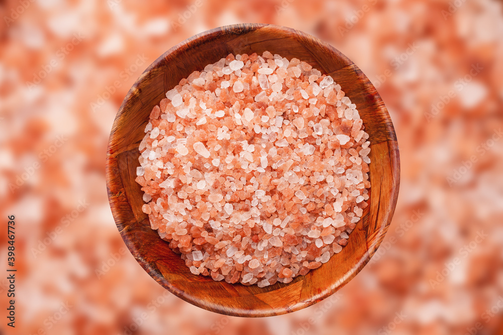 Himalayan salt in wooden bowl. Mineral grainy food condiment background ...