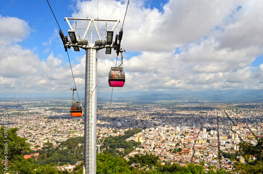 Teleférico del Cerro San Bernardo de Salta, con vistas a la ciudad ...