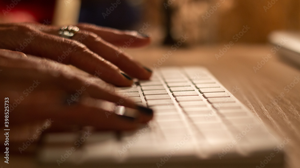 Stockfoto Persona haciendo teletrabajo desde casa. En la foto aparecen ...
