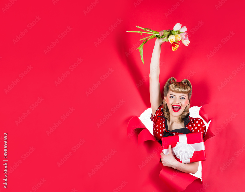 Foto de Advertising. Pin up girl with flowers. Smiling retro woman hold ...